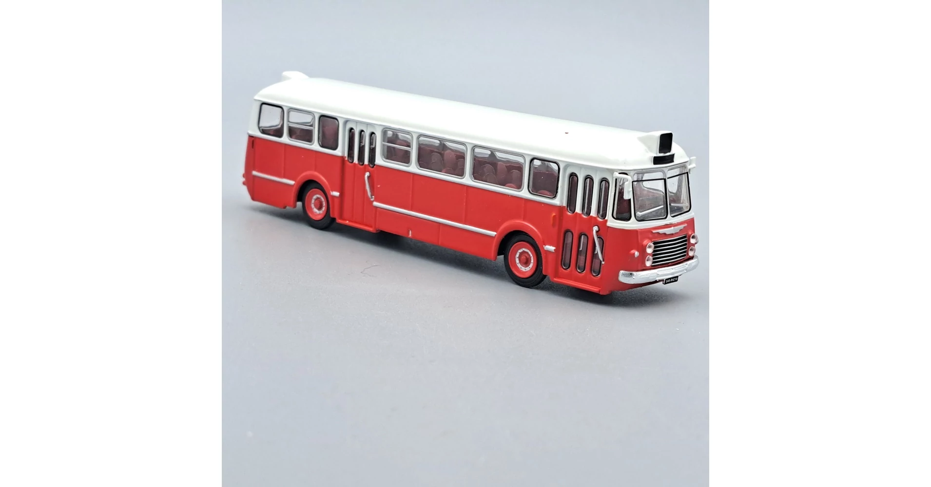 Renault S45-R4210 egy 1:72 fém modell busz méretarányos kivitelben