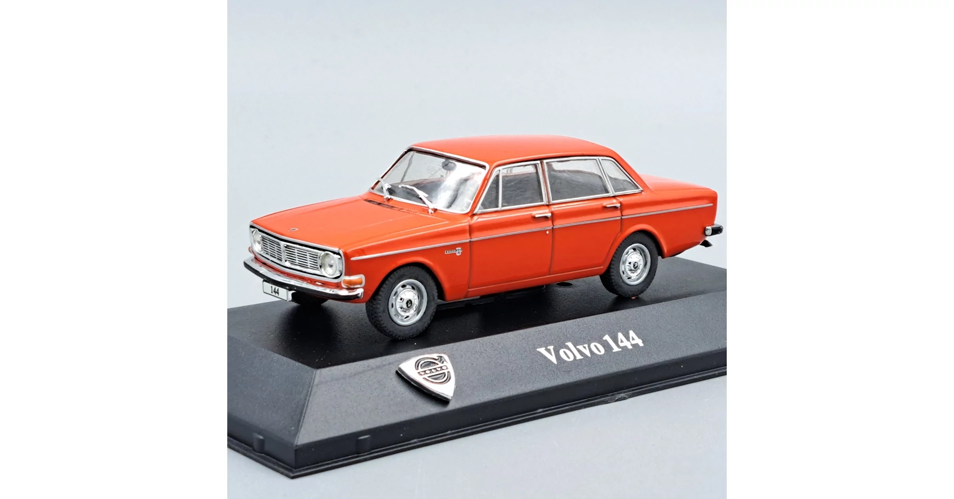 Volvo 144 1966 fém modell autó 1:43-as méretben