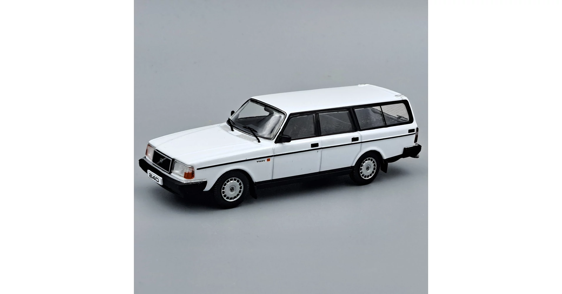 Volvo 240 GL fém modell autó 1:43-as méretben