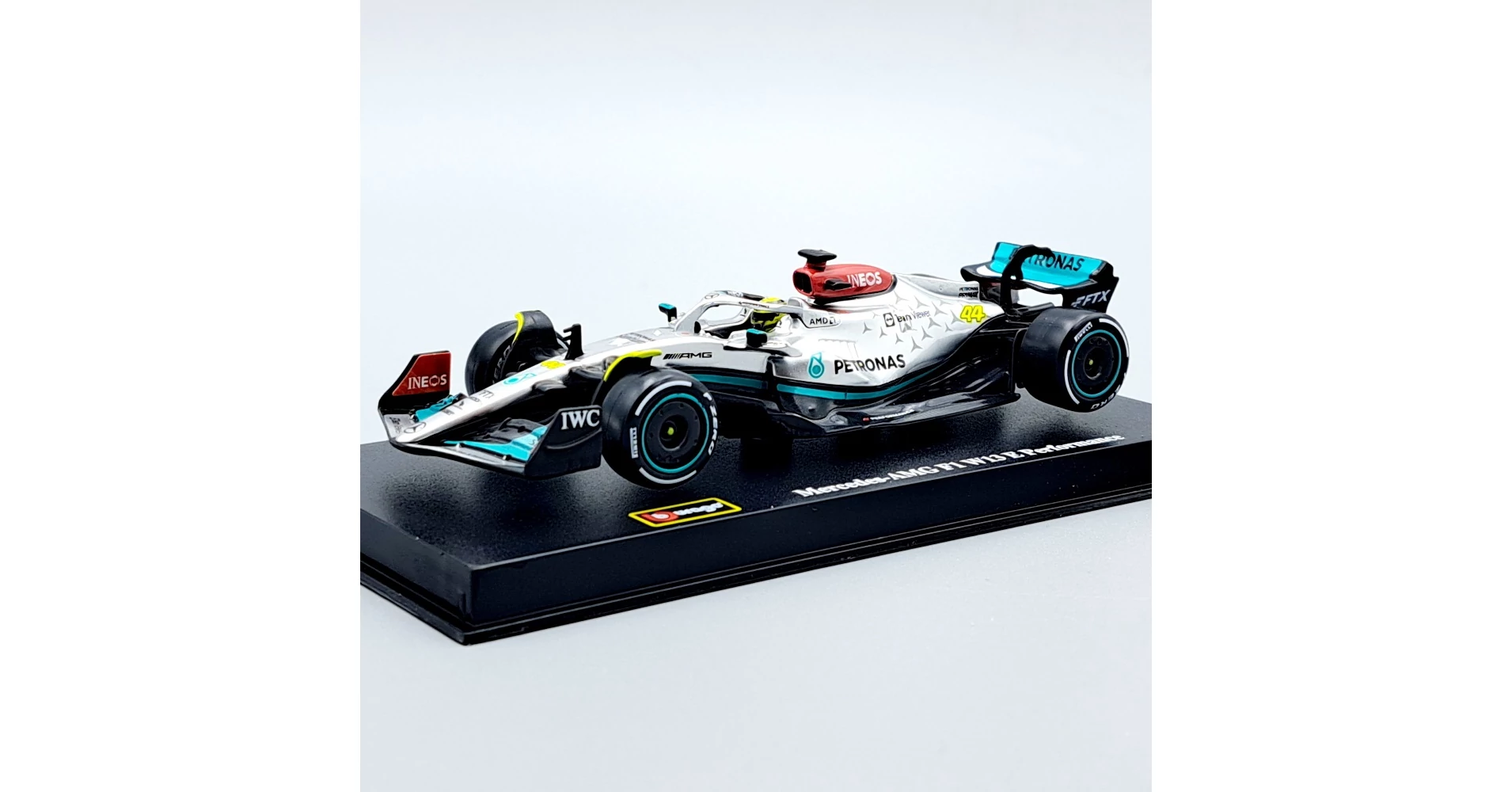 Mercedes-AMG F1 egy 1:43 fém modell autó méretarányos kivitelben.