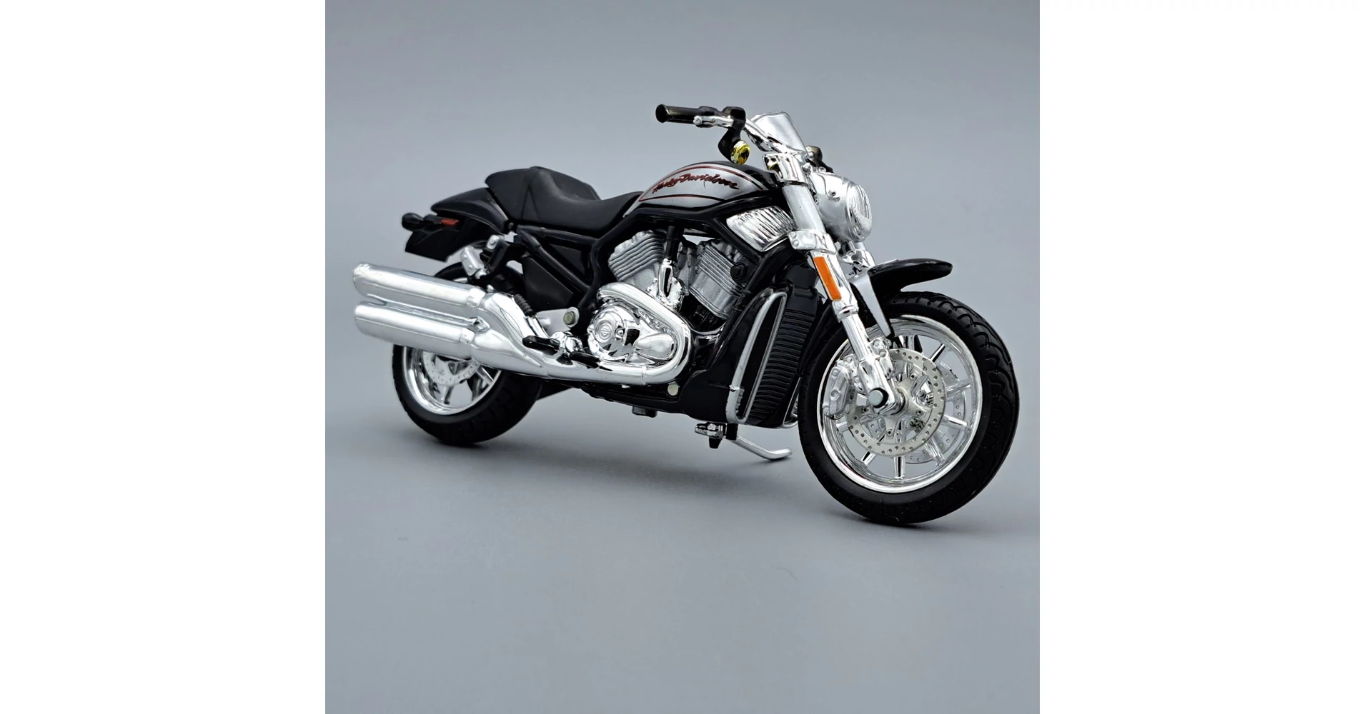 Harley Davidson VRSCR fém modell motor 1:18-as méretben