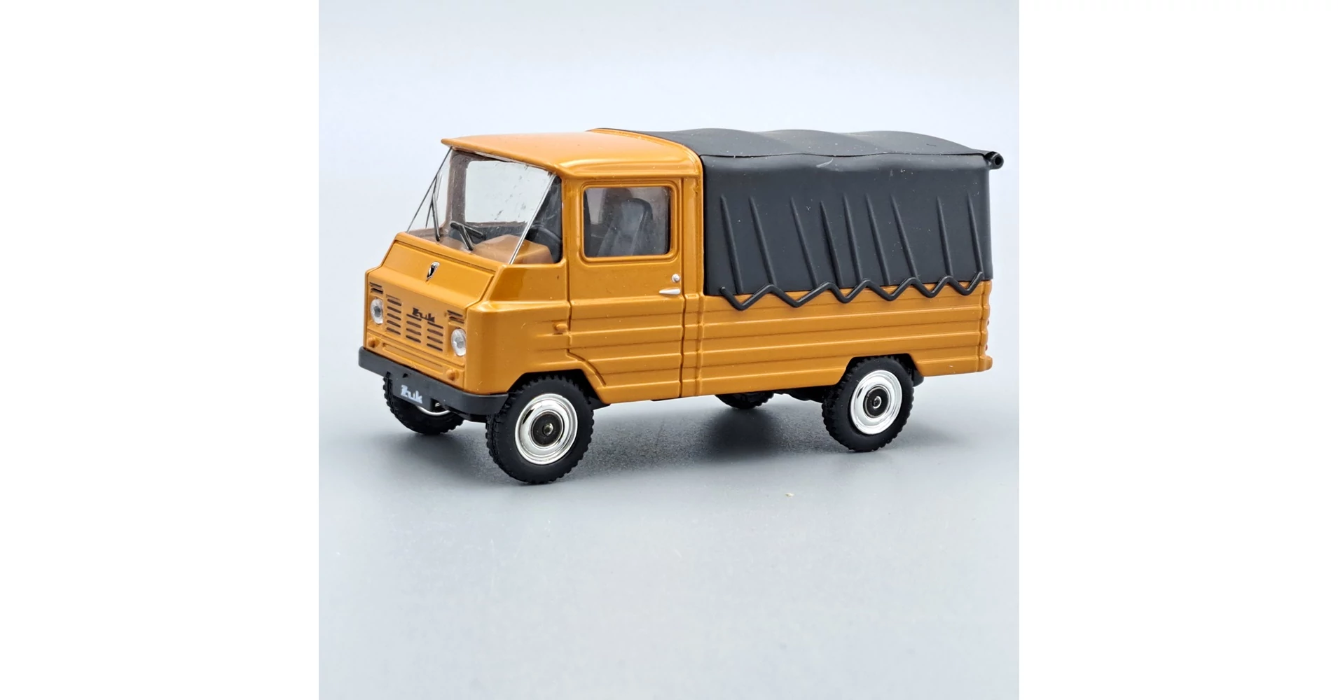 Zuk A-11B egy 1:43 fém modell busz méretarányos kivitelben