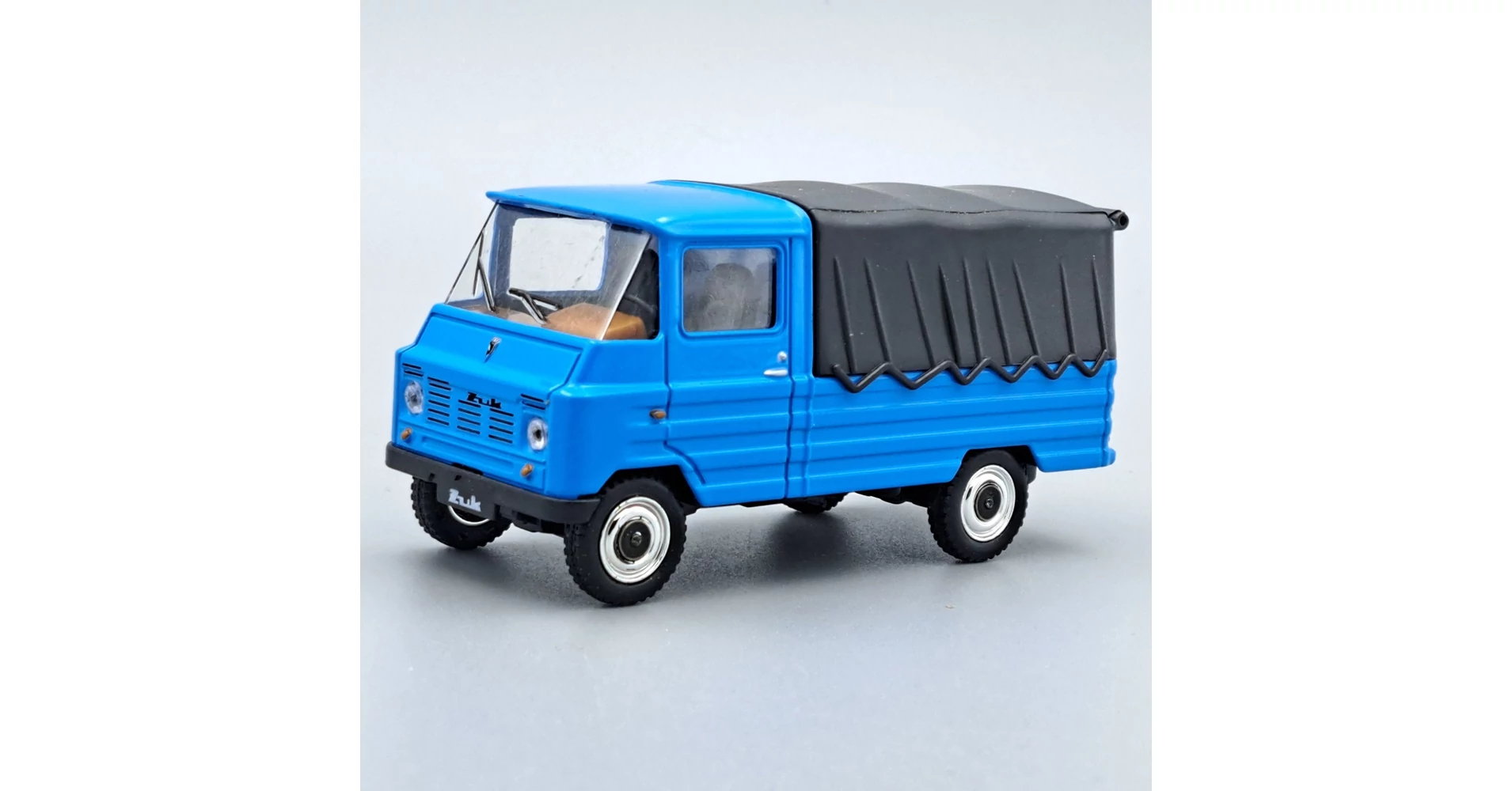 Zuk A-11B egy 1:43 fém modell busz méretarányos kivitelben