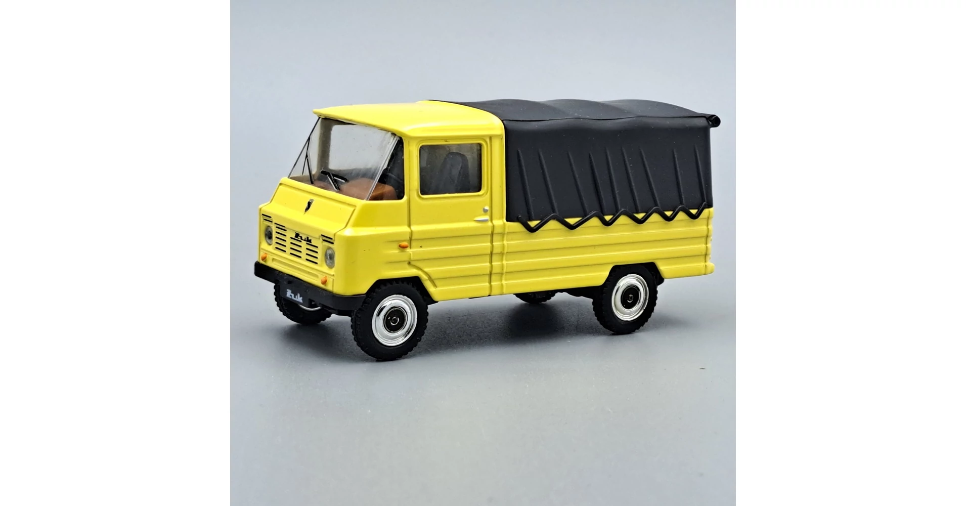 Zuk A-11B egy 1:43 fém modell busz méretarányos kivitelben