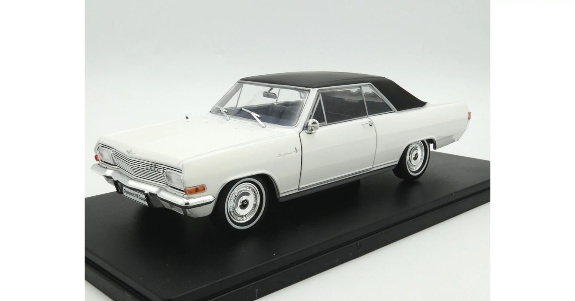 Opel Diplomat V8 Coupe 1965 modell autó méretarányos kivitelben.