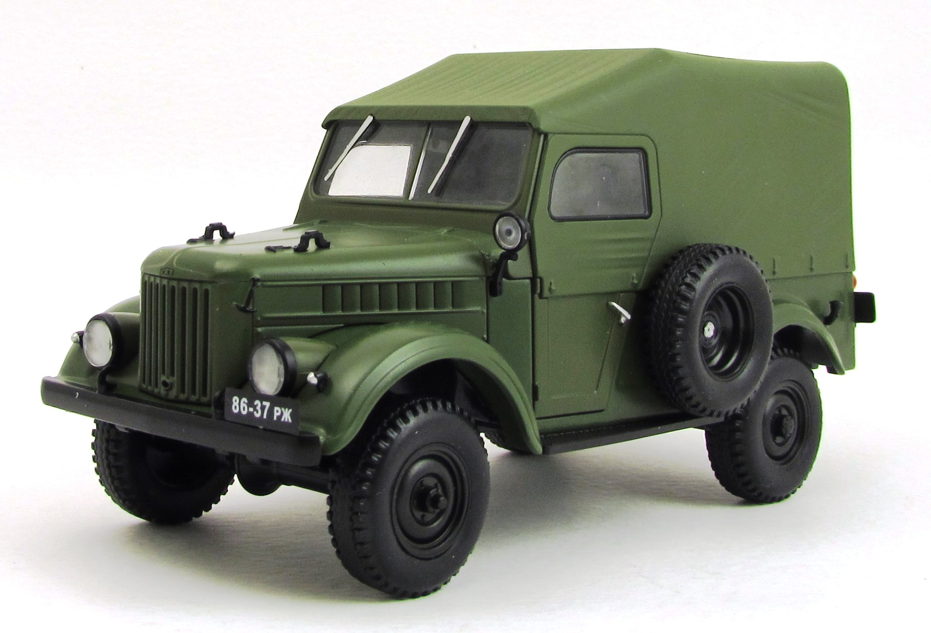 GAZ 69 1:24 méretarányú fém autómodell.